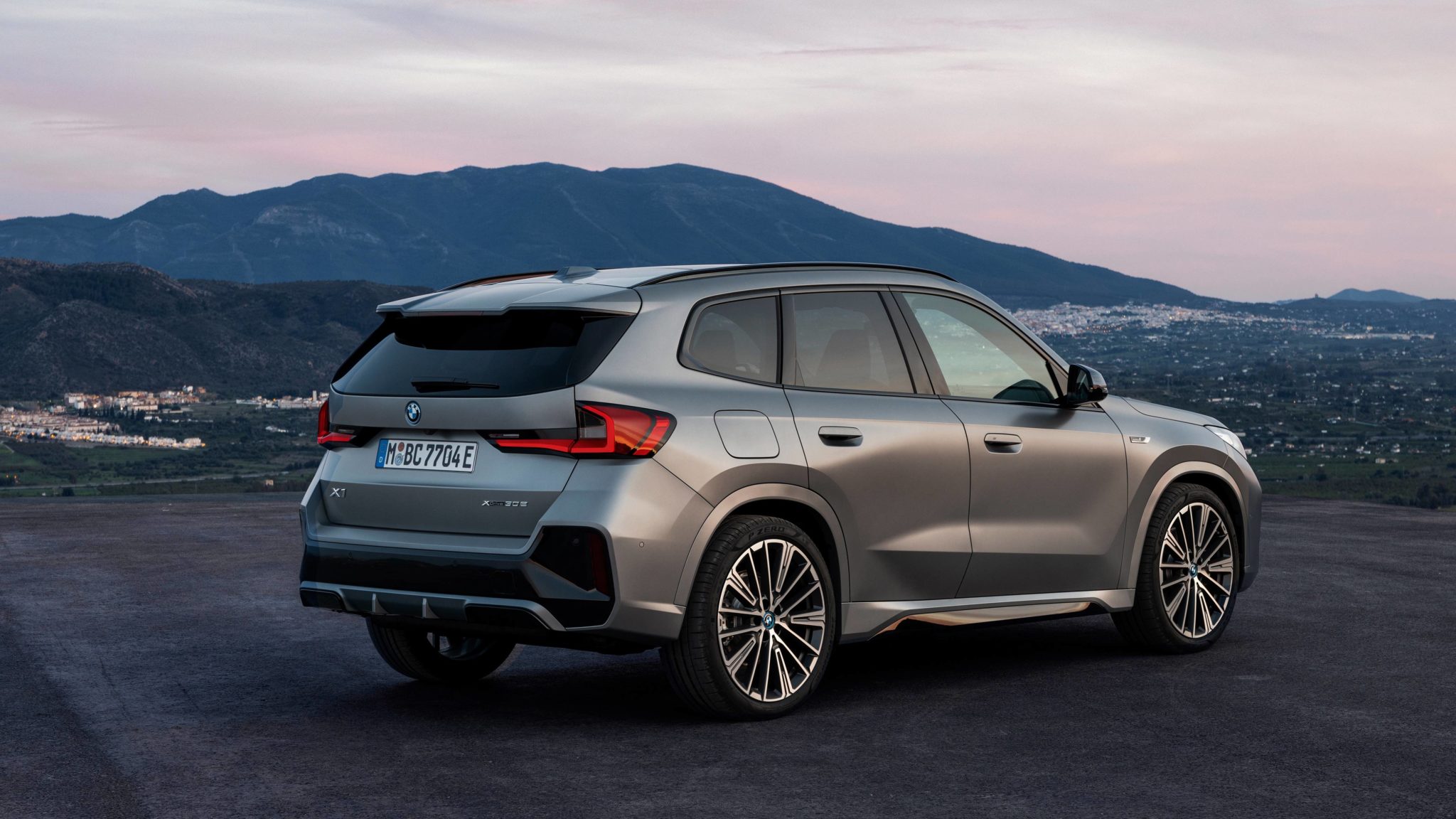 大改BMW X1與iX1電動休旅登場 全面導入電氣化動力與iDrive 8.0系統 | 地球黃金線