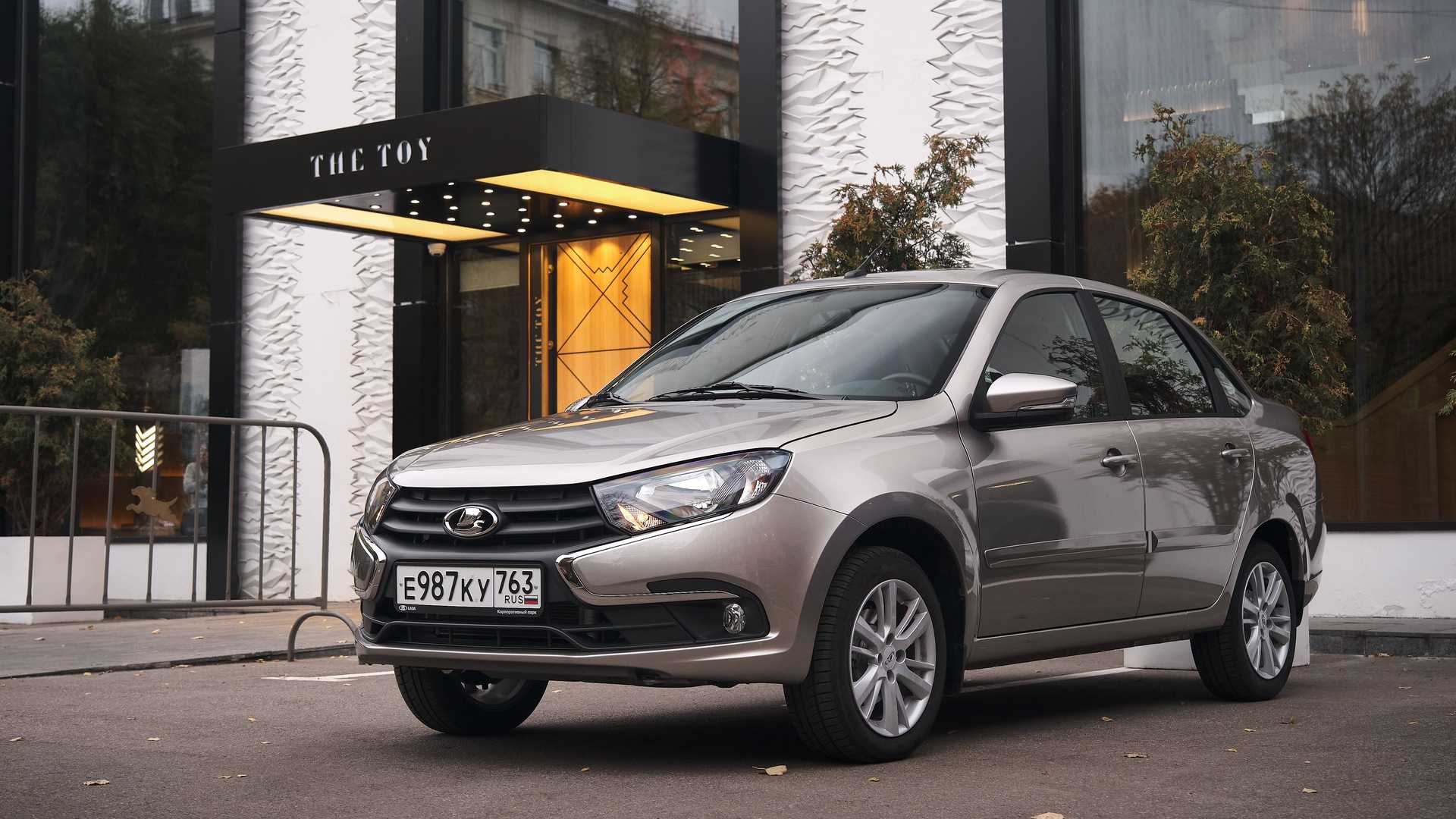 俄羅斯竟有新車不裝安全氣囊！ 低規Lada Granta Classic開價35.8萬你敢買單？ | 地球黃金線