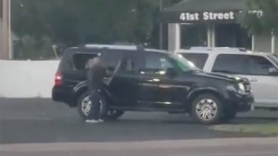 這個鐵斧頭是你的？ 男子闖車商停車場砍翻18輛新車！ | 地球黃金線