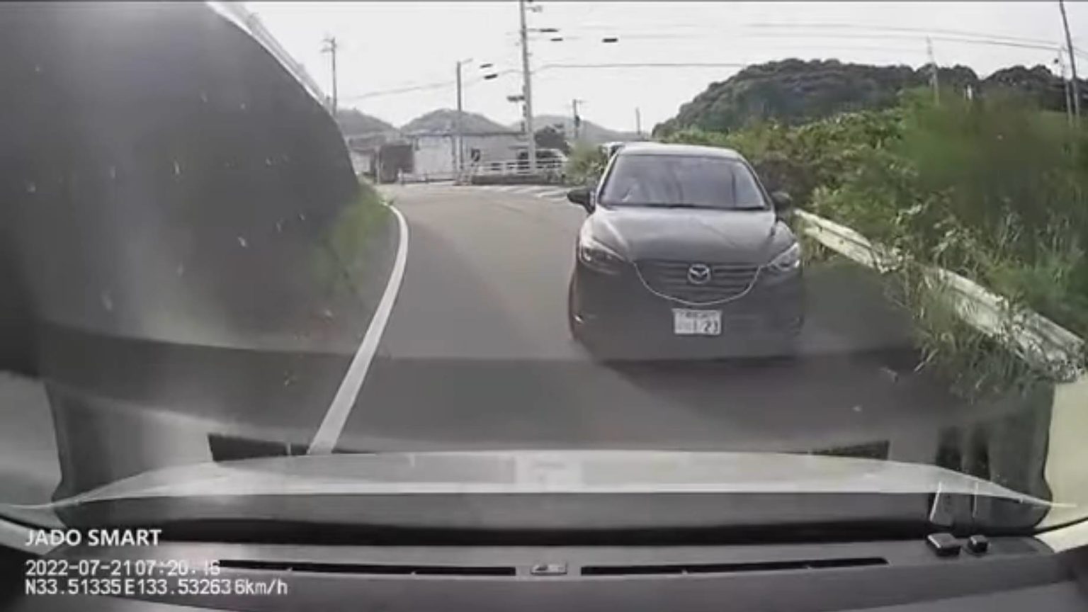 日本會車狹路相逢竟「拚拳頭」看誰讓路！ 網笑：遇台灣三寶最好乖乖認輸 | 地球黃金線