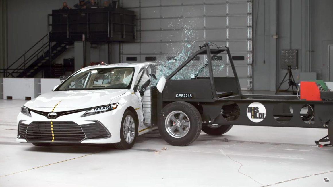 7車款模擬遭受SUV側撞 IIHS測試結果驚見Camry與Altima皆不及格！ | 地球黃金線