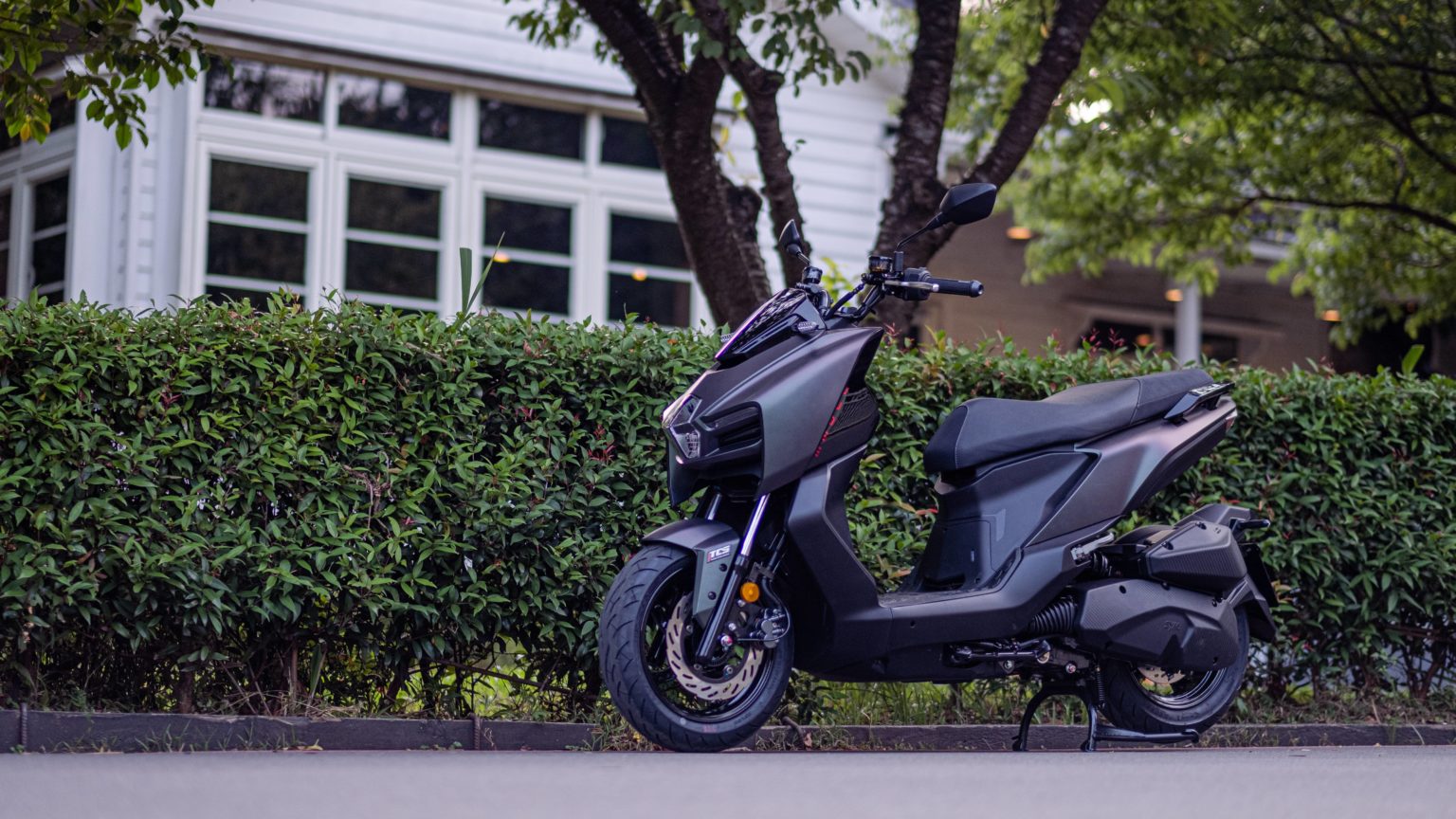 SYM三陽機車MMBCU新車售價11.3萬元 融入曼巴概念的全新世代白牌跑旅 | 地球黃金線