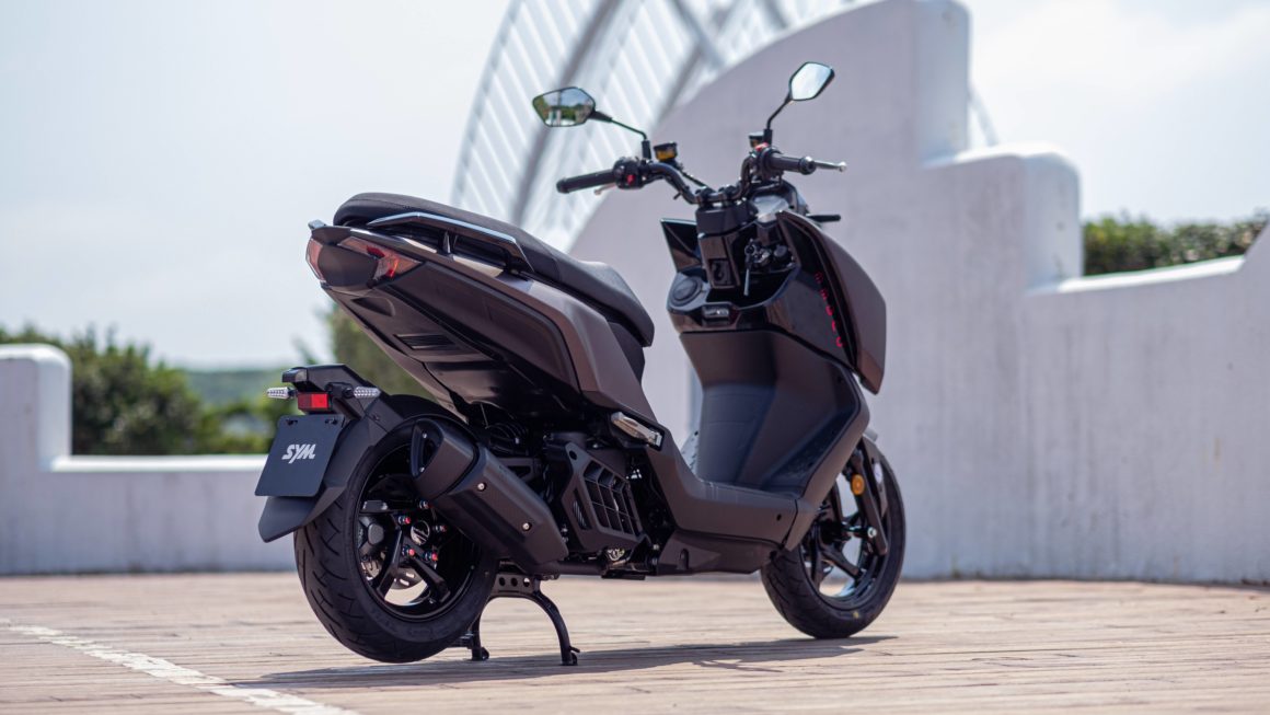 SYM三陽機車MMBCU新車售價11.3萬元 融入曼巴概念的全新世代白牌跑旅 | 地球黃金線