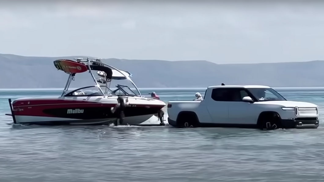 不想排隊等碼頭 Rivian R1T車主直接把船拖湖裡開走 | 地球黃金線