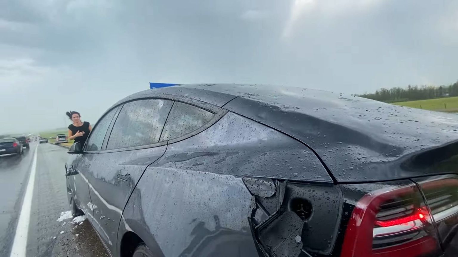 Tesla Model 3慘遭大量巨大冰雹襲擊！ 玻璃車頂全碎裂現場滿目瘡痍 | 地球黃金線