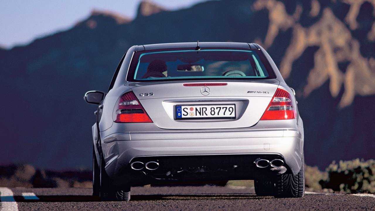 老公開賓士E55掛老婆C 240車牌躲稅金！ 警方開罰加要求補稅共16萬元 | 地球黃金線