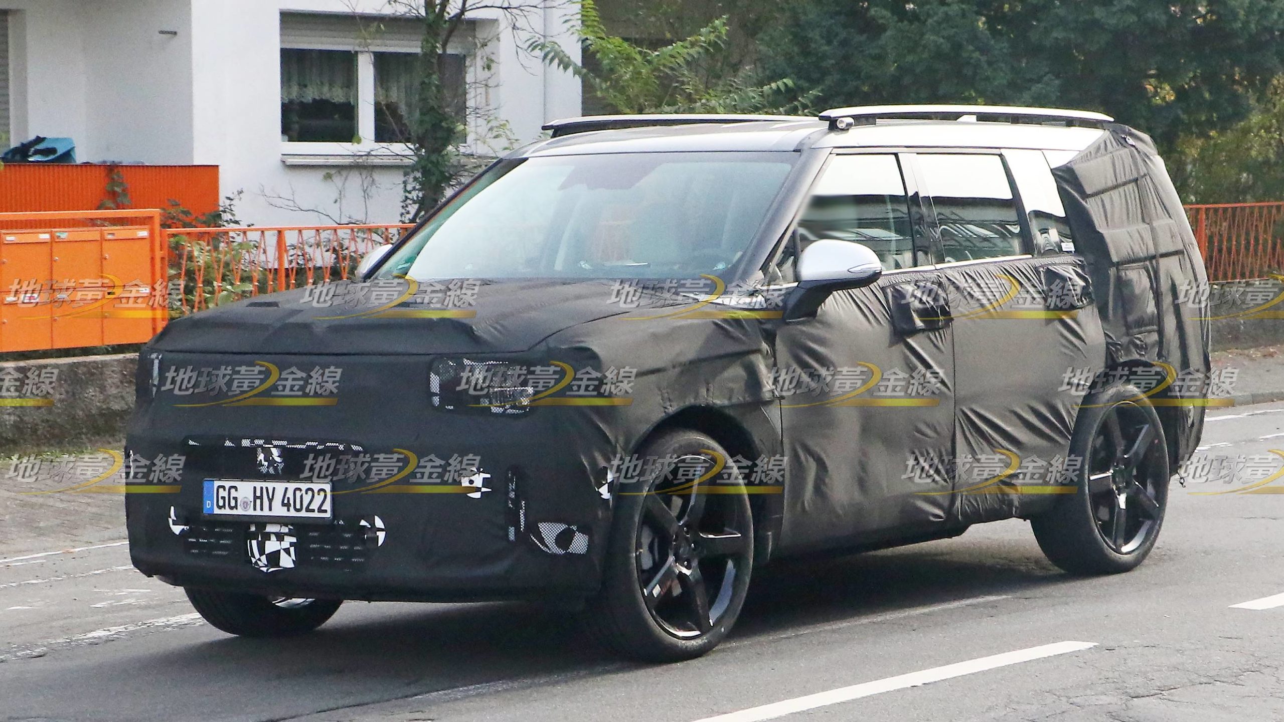 間諜照／Hyundai Santa Fe測試車歐洲捕獲 方正外觀讓人想到Defender？ | 地球黃金線