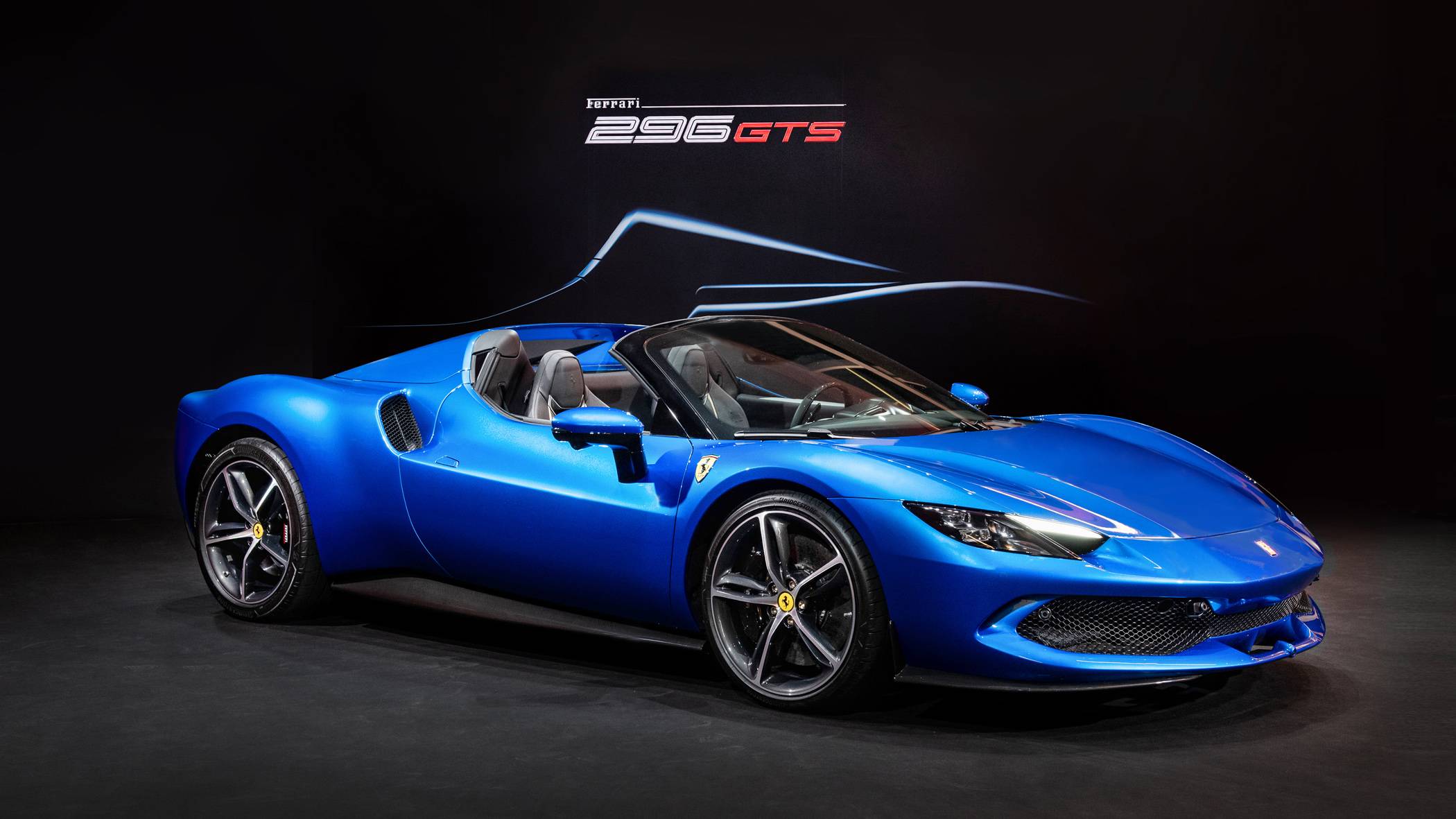 法拉利硬頂敞篷296 GTS絕美登台！ 搭PHEV油電動力售價1,822萬元起 | 地球黃金線