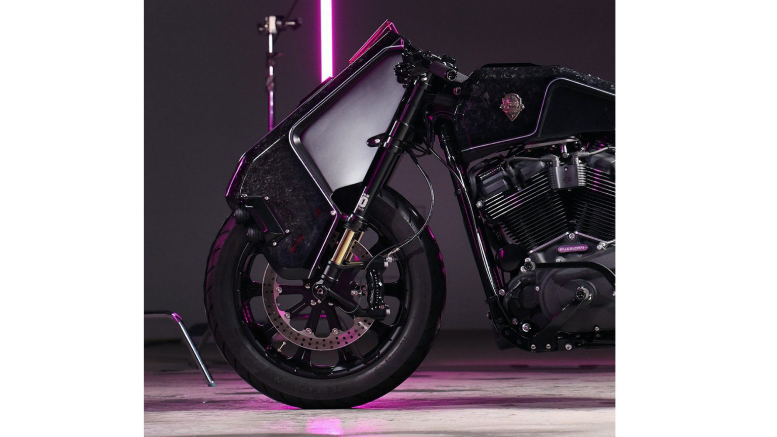 哈雷改裝世界冠軍葉韋廷新作亮相！ Cosmos Charger設計靈感來自「電腦主機」 | 地球黃金線