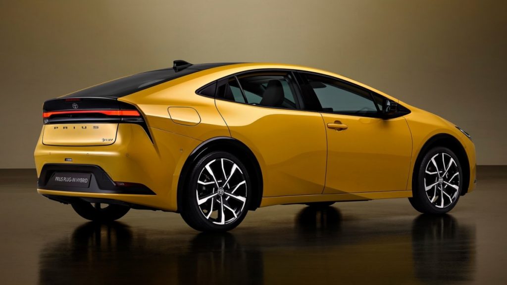 Toyota Prius PHV大改款今年登台有望？ 實車現身台北街頭！ | 地球黃金線