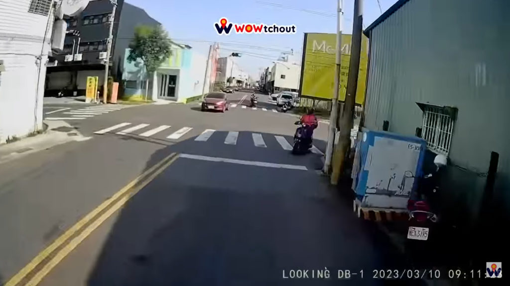 短短幾秒連續多項違規？ 網崩潰：遇「極致三寶」防衛駕駛照樣倒 | 地球黃金線