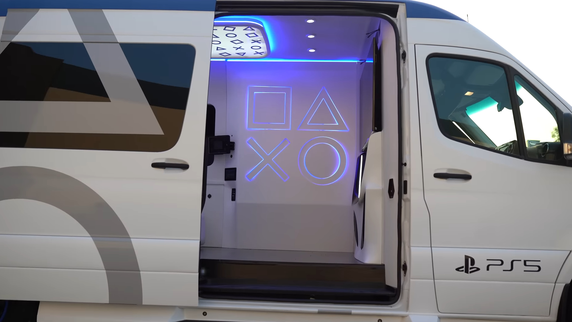 賓士廂型車被改造成移動遊戲室 WCC讓你把PS5開出門！ | 地球黃金線