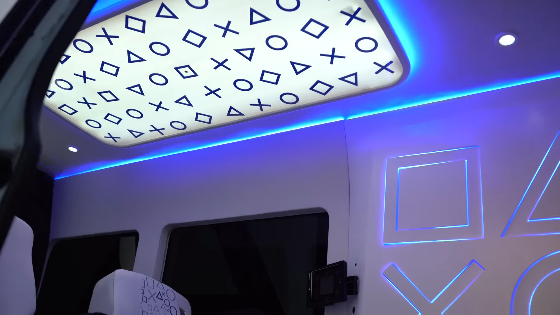 賓士廂型車被改造成移動遊戲室 WCC讓你把PS5開出門！ | 地球黃金線