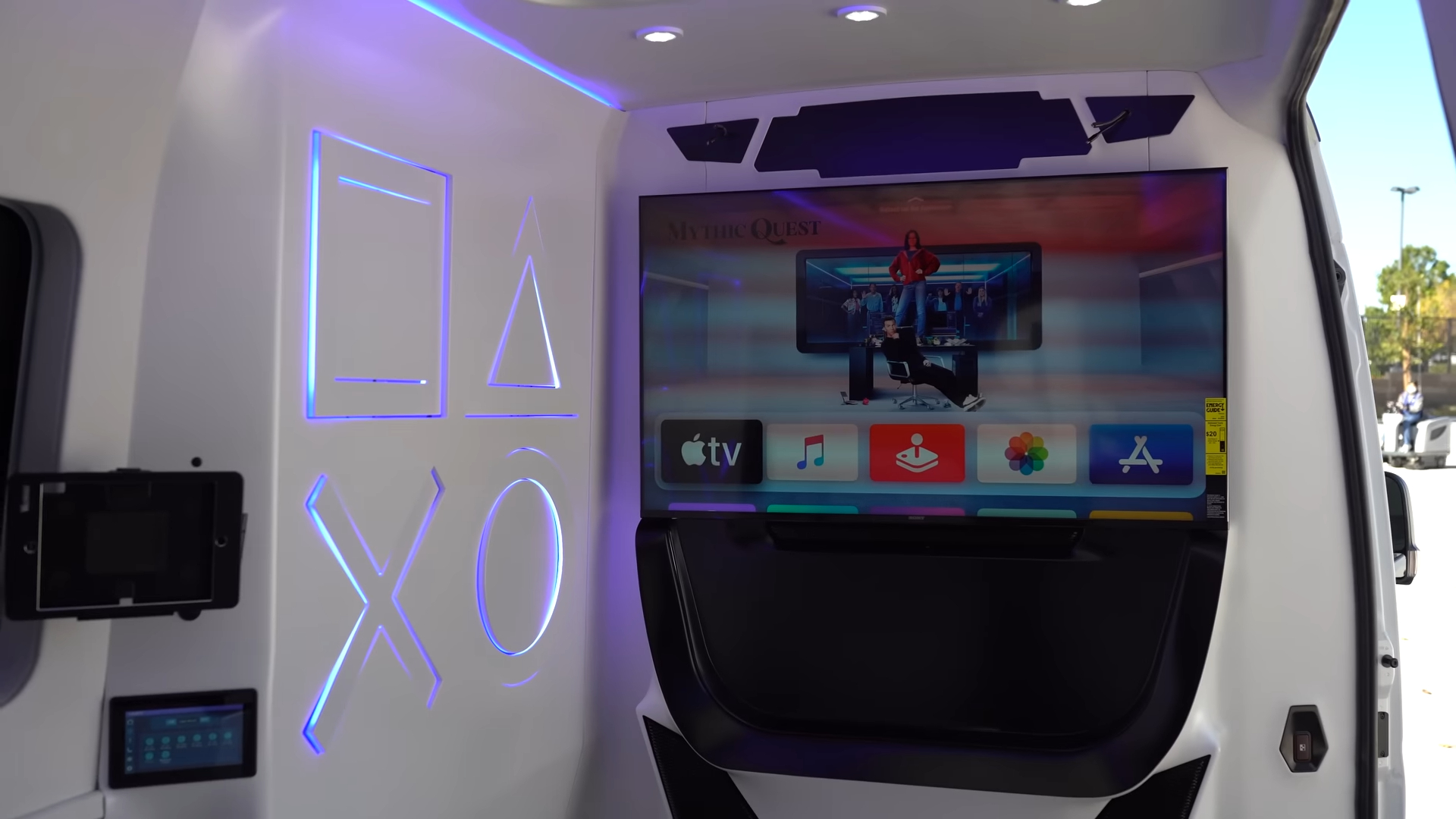 賓士廂型車被改造成移動遊戲室 WCC讓你把PS5開出門！ | 地球黃金線