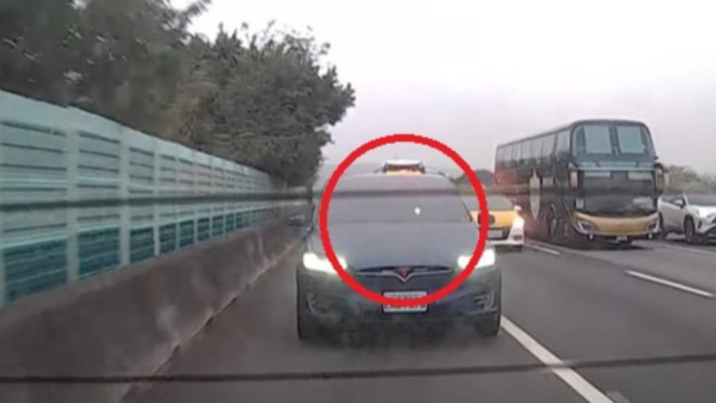 太囂張！特斯拉國道路肩加速閃大燈 還拿雷射筆狂照逼讓 | 地球黃金線