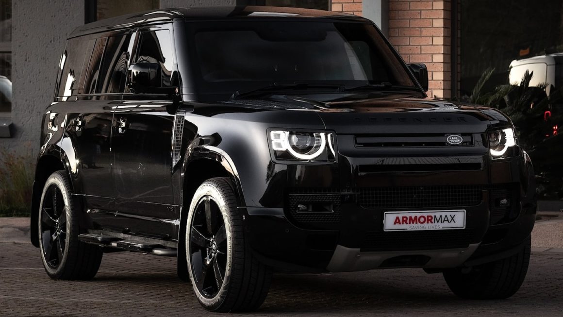 開這台不怕遇到「One Boy衝鋒槍」！ 防彈版Land Rover Defender亮相 | 地球黃金線