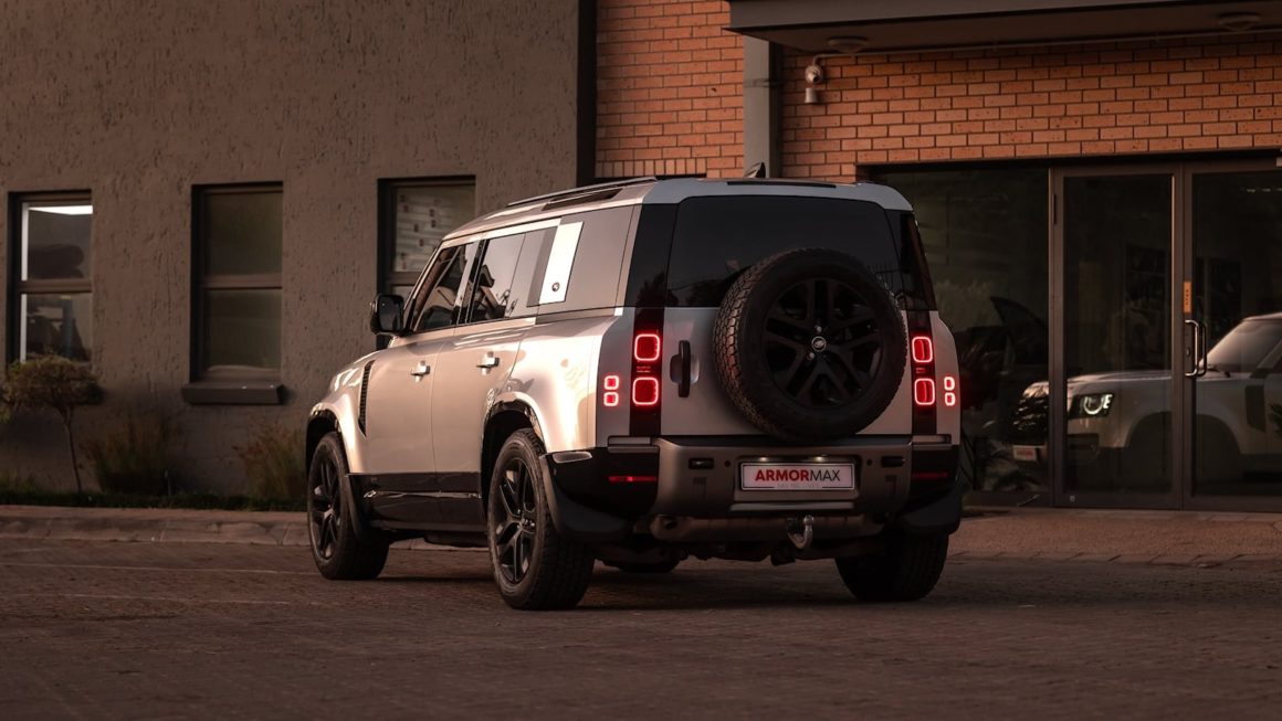 開這台不怕遇到「One Boy衝鋒槍」！ 防彈版Land Rover Defender亮相 | 地球黃金線