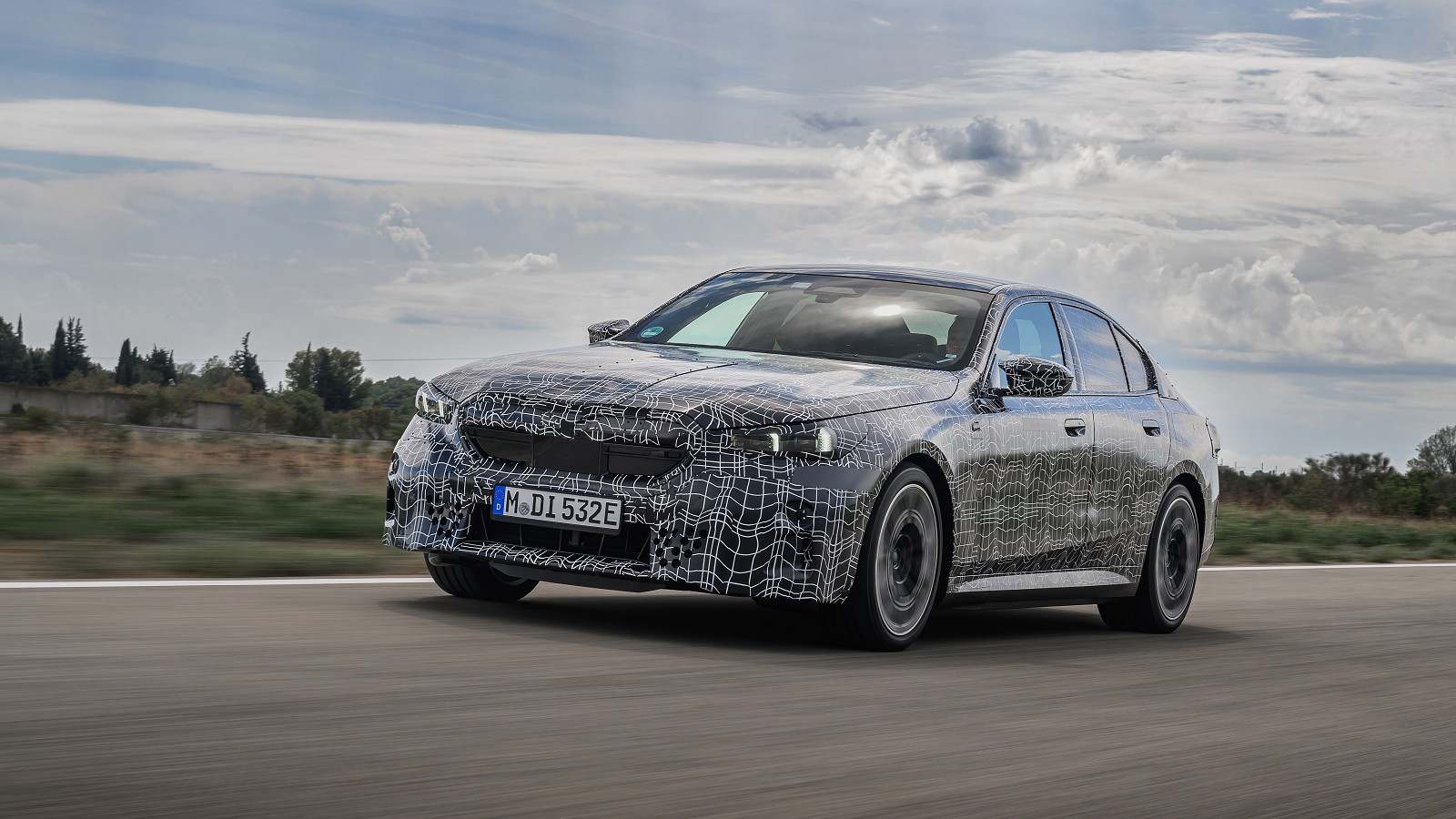 BMW i5飾光水箱罩與內裝布局曝光 全面致敬7系列預告5月24日發表 | 地球黃金線