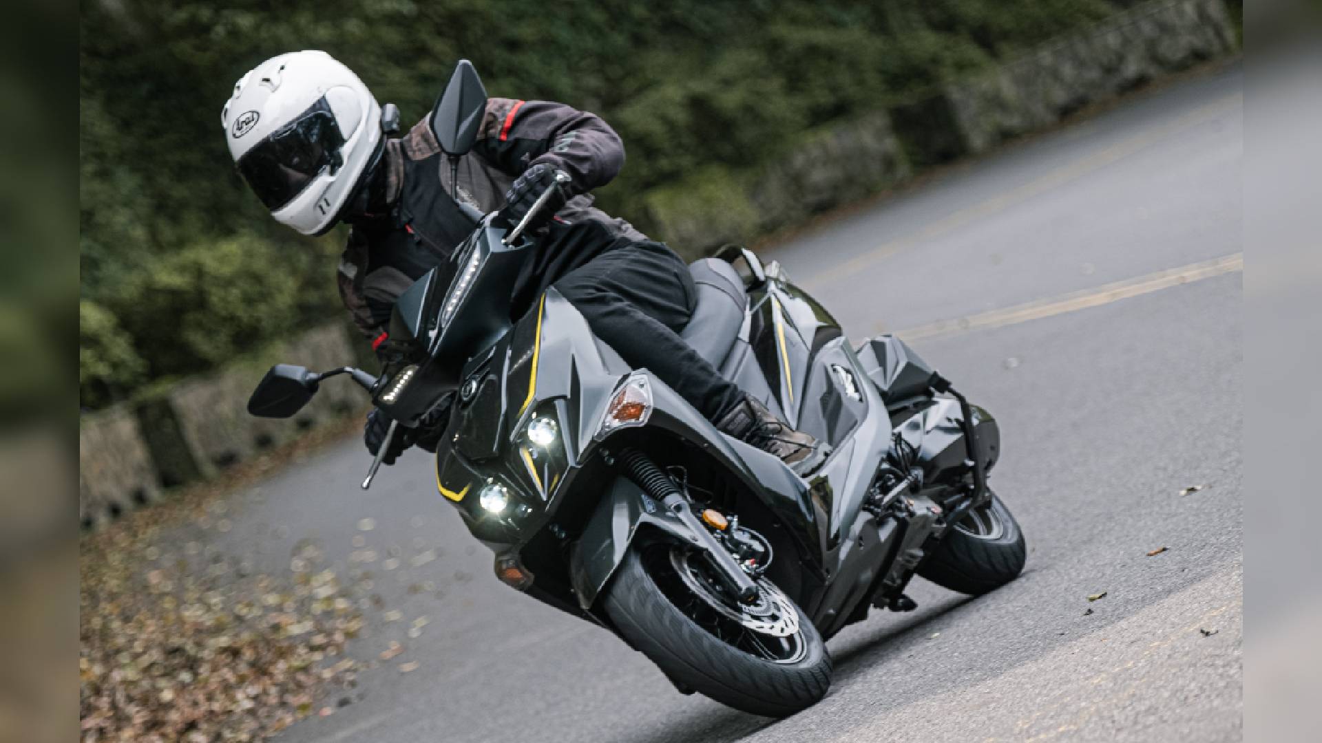 SYM Jet SL小改款導入TCS與新色！ 引擎升級定價不變「光陽壓力山大？」 | 地球黃金線