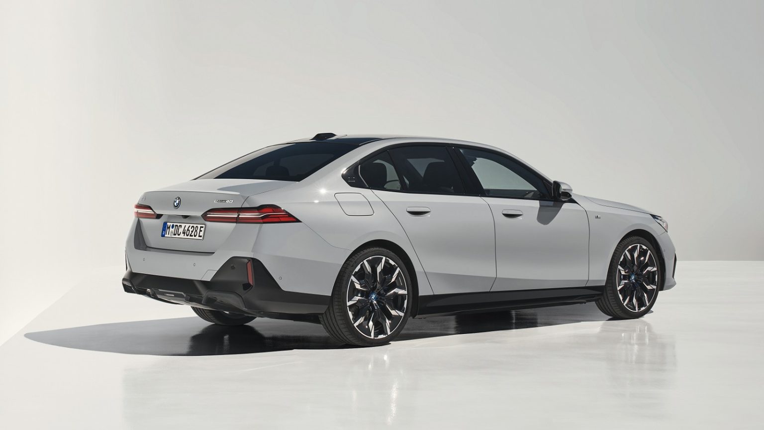 G60世代BMW 5系列挾破5米車長首演現身 純電i5同步曝光最快年底來臺 | 地球黃金線