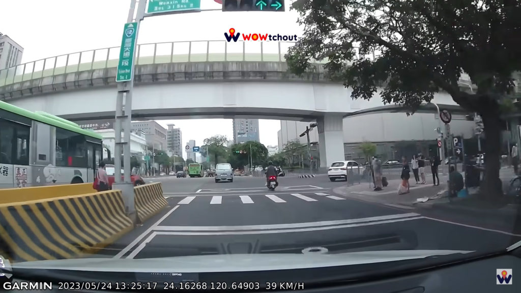 三寶橫跨三車道加一部公車鬼切害機車撞翻 網友大驚這是台中「弒」開法？ | 地球黃金線