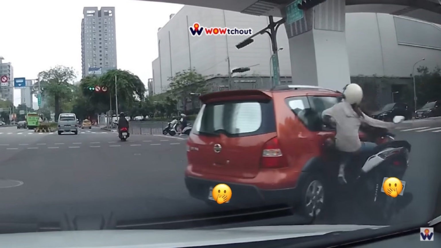 三寶橫跨三車道加一部公車鬼切害機車撞翻 網友大驚這是台中「弒」開法？ | 地球黃金線