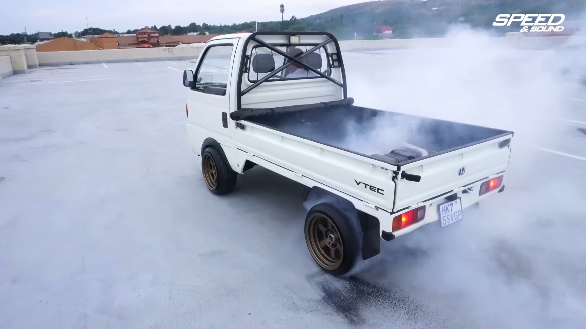 本田小貨車搭載B16雙凸引擎 原地燒胎展現強大動力！ | 地球黃金線