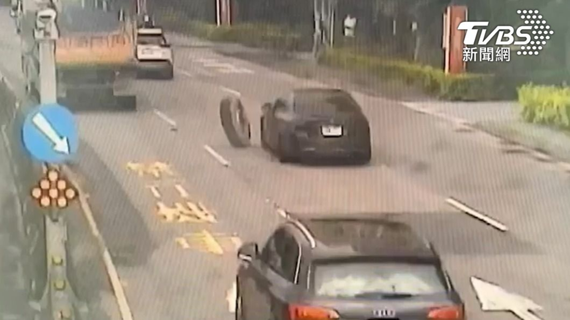 馬路驚見「血滴子」！砂石車輪胎脫落 BMW撞上鈑金花了 | 地球黃金線