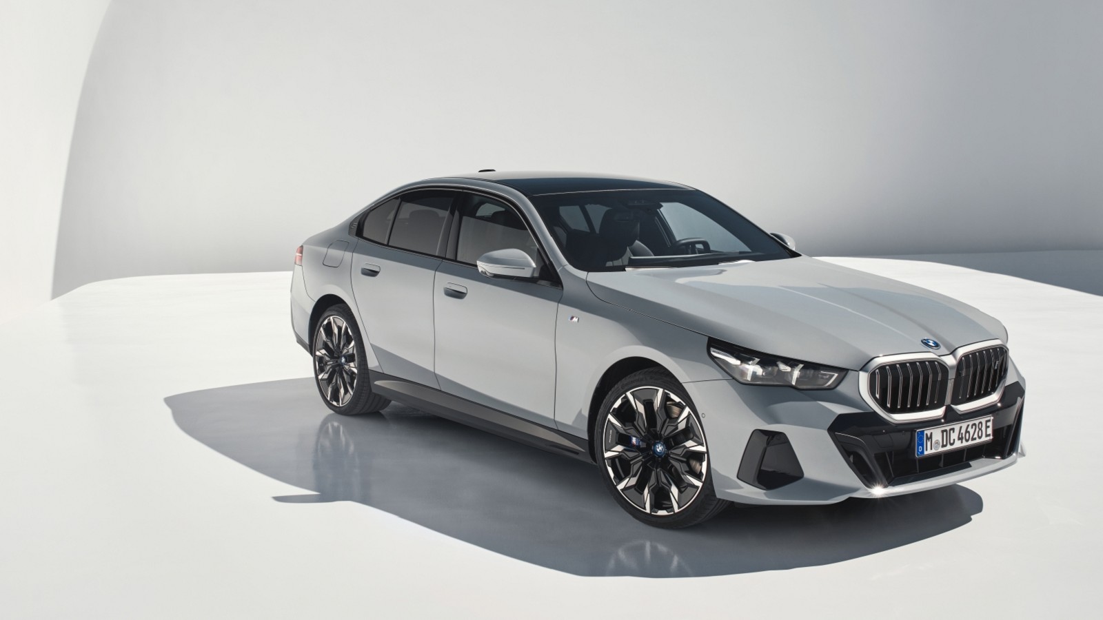 i5雙純電動力車型扛主秀？ BMW大改5系列房車預告11月23日在台上市 | 地球黃金線