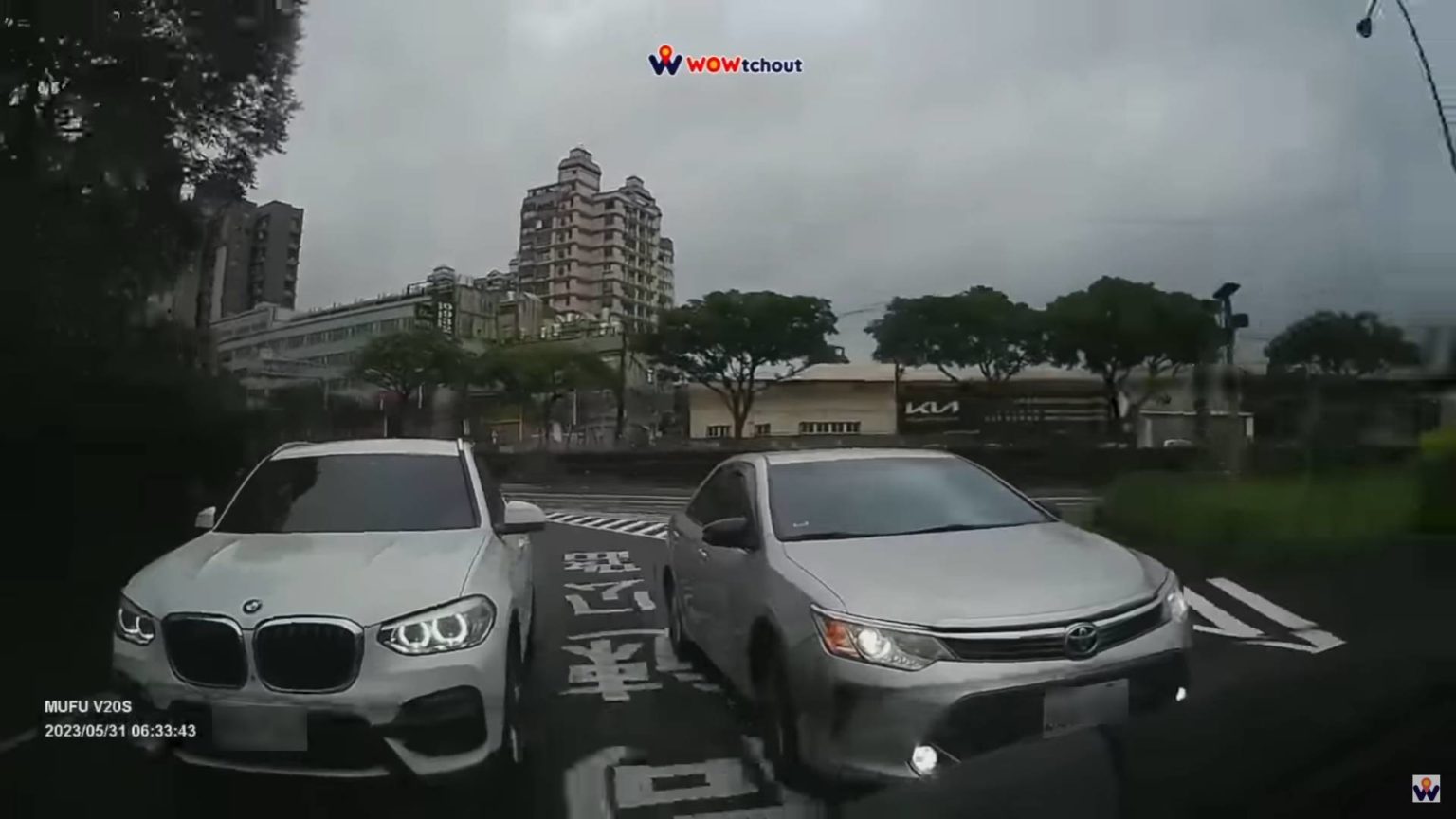 BMW與Toyota匝道激烈搶線遭警方開罰 網配「對味賽評」酸：F1台灣站開跑 | 地球黃金線