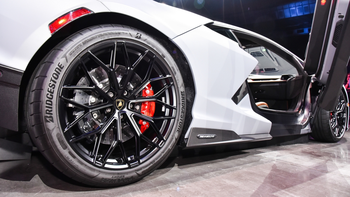 普利司通戰略聯盟Lamborghini！ Potenza Sport成Revuelto專屬配胎 | 地球黃金線