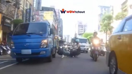 低胸背心妹騎GoShare分心摔車 網友笑「台灣最美風景」：10紳士幫打傘遮陽 | 地球黃金線