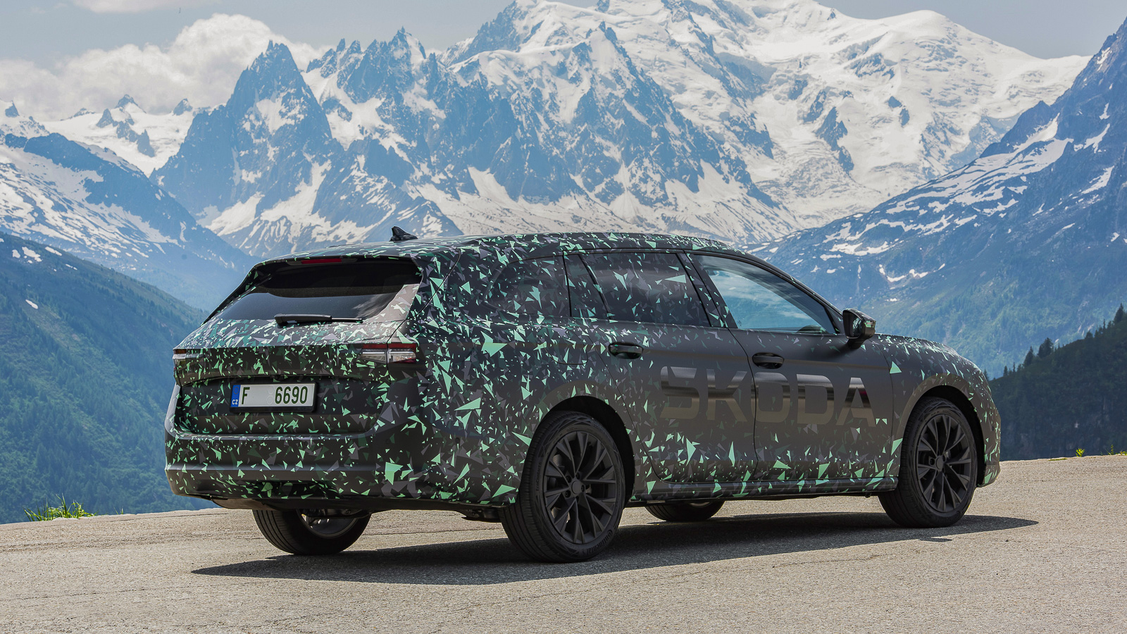 新世代Superb尺碼規格與動力細節全曝光 Škoda預告11月全球首演亮相 | 地球黃金線