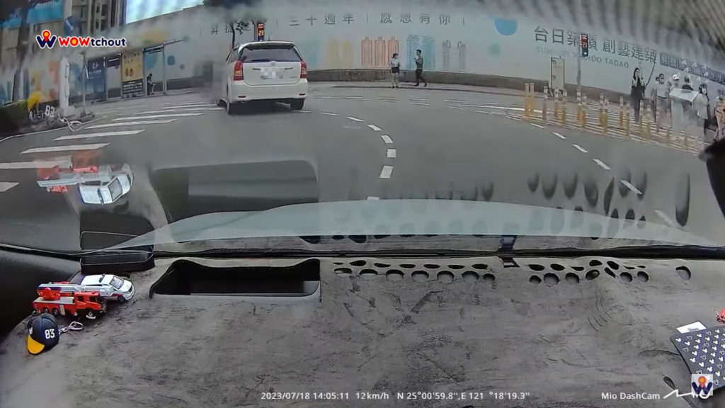 天氣晴朗也無刺眼強光三寶仍撞行人！ 網：A柱該出來背鍋了！ | 地球黃金線