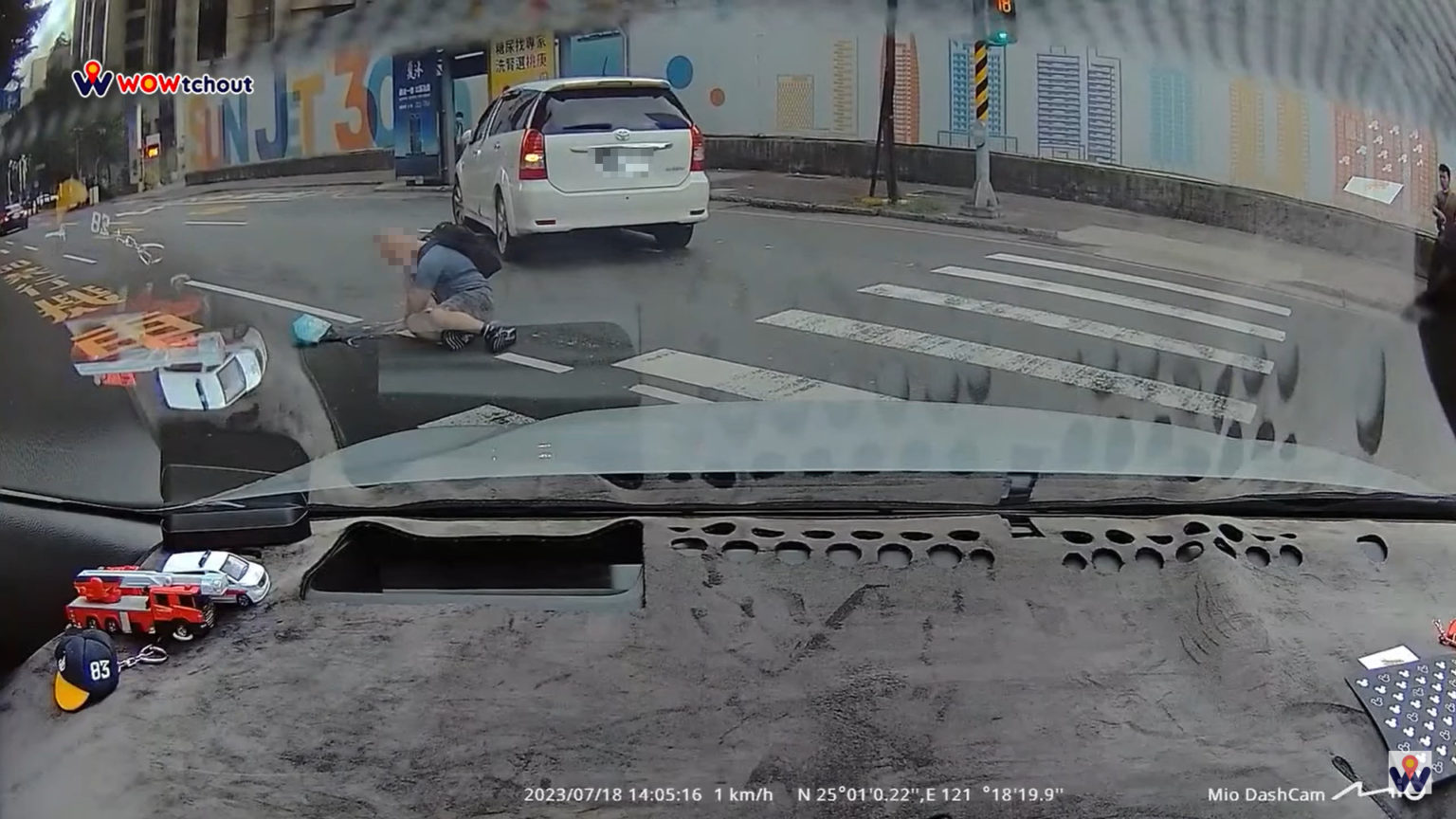 天氣晴朗也無刺眼強光三寶仍撞行人！ 網：A柱該出來背鍋了！ | 地球黃金線