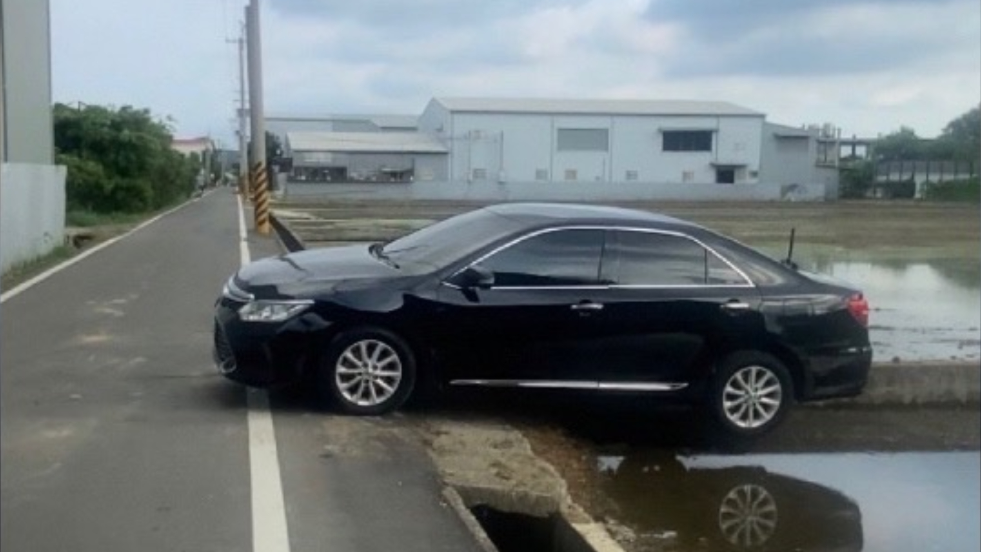 超狂Toyota Camry單輪懸空開上田埂讓車！ 網笑：高手在民間！ | 地球黃金線