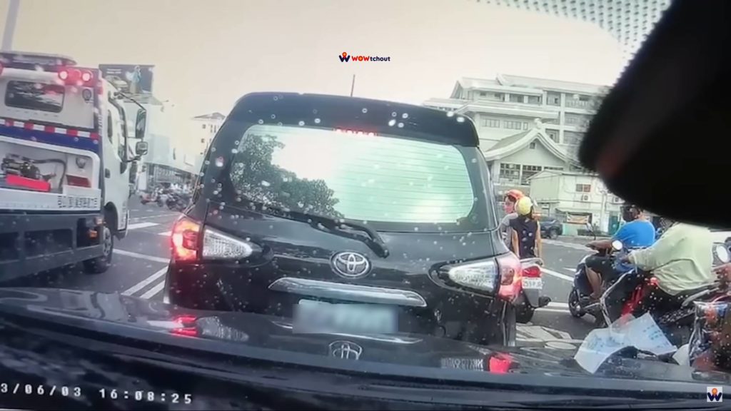 22歲女等紅燈「倒退嚕」撞車 質疑遭追撞嗆「踹共」引網猜：八成在滑手機 | 地球黃金線