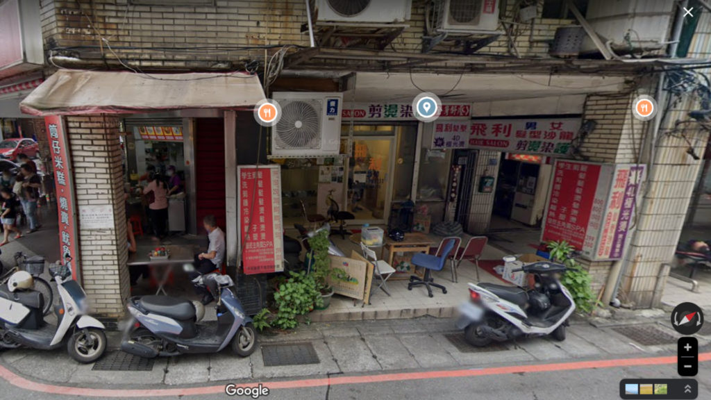 基隆行人地獄真實上演？ 白牌機車懶等紅燈鑽人行道還逼行人讓道！ | 地球黃金線