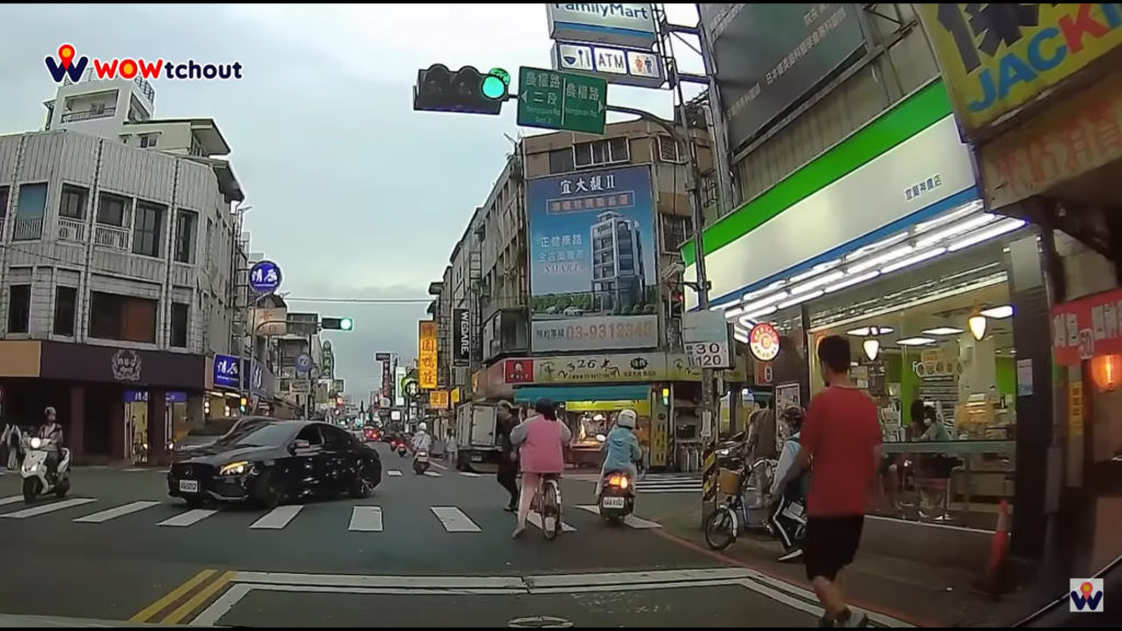 行人地獄新境界！ 路人過馬路遭惡煞下車嗆聲！ | 地球黃金線