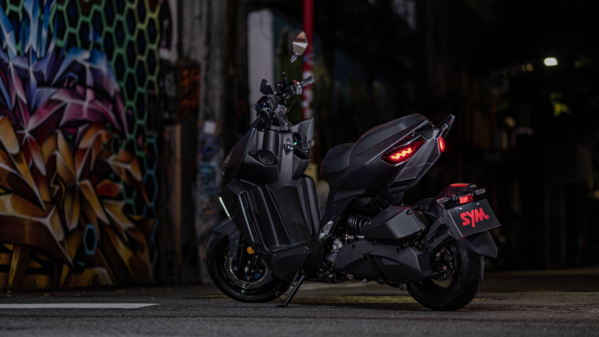 23年式SYM DRGBT進化「黑龍」再抗漲！ 三陽「最強白牌旗艦」質感升級 | 地球黃金線