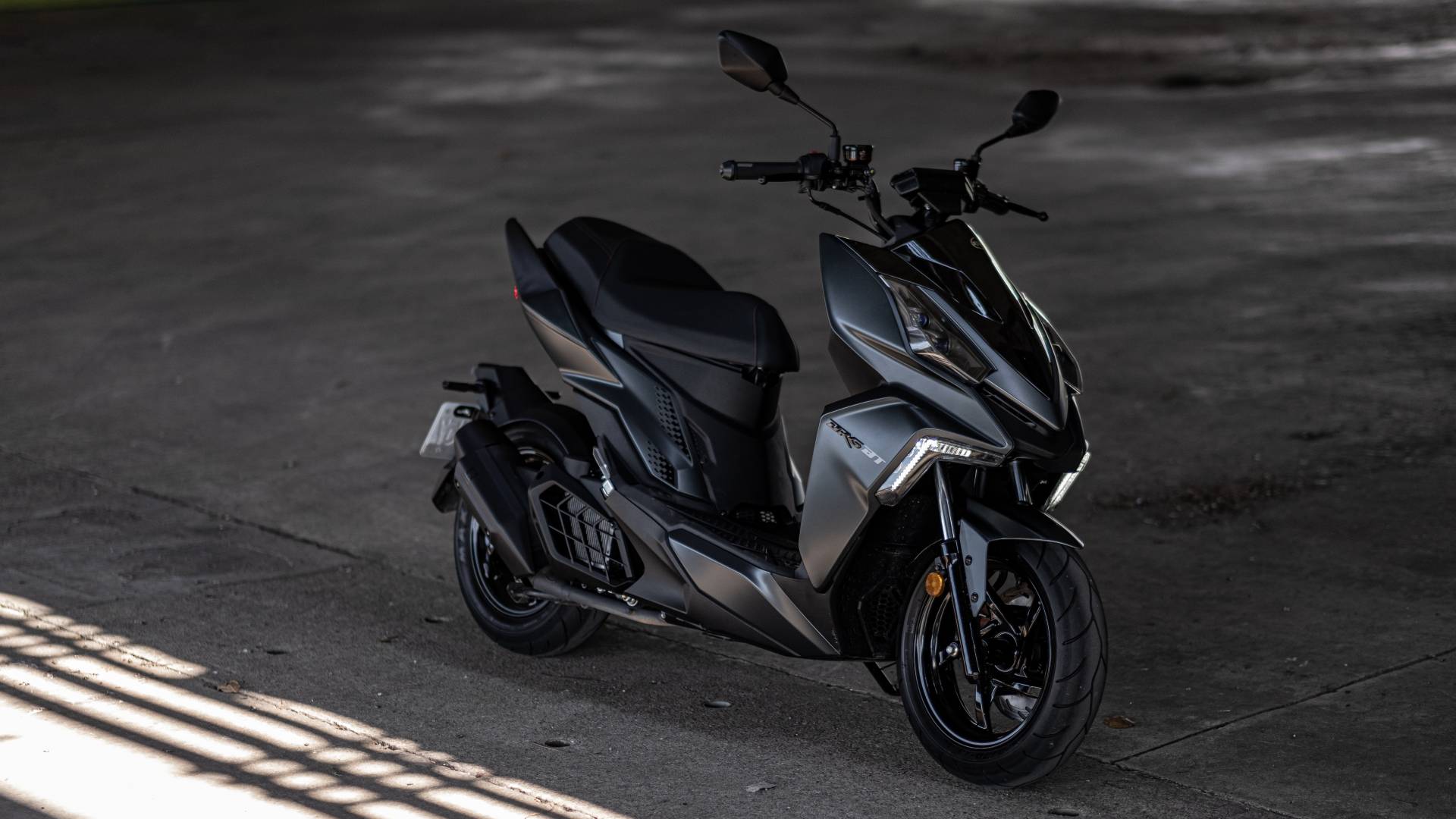 23年式SYM DRGBT進化「黑龍」再抗漲！ 三陽「最強白牌旗艦」質感升級 | 地球黃金線