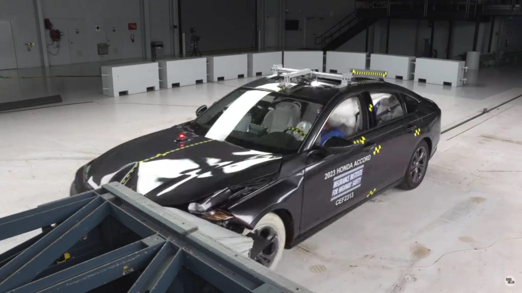 IIHS撞測7款中大型車「後座安全」僅1台獲Good Camry與Altima差強人意 | 地球黃金線