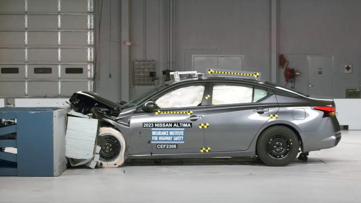 IIHS撞測7款中大型車「後座安全」僅1台獲Good Camry與Altima差強人意 | 地球黃金線
