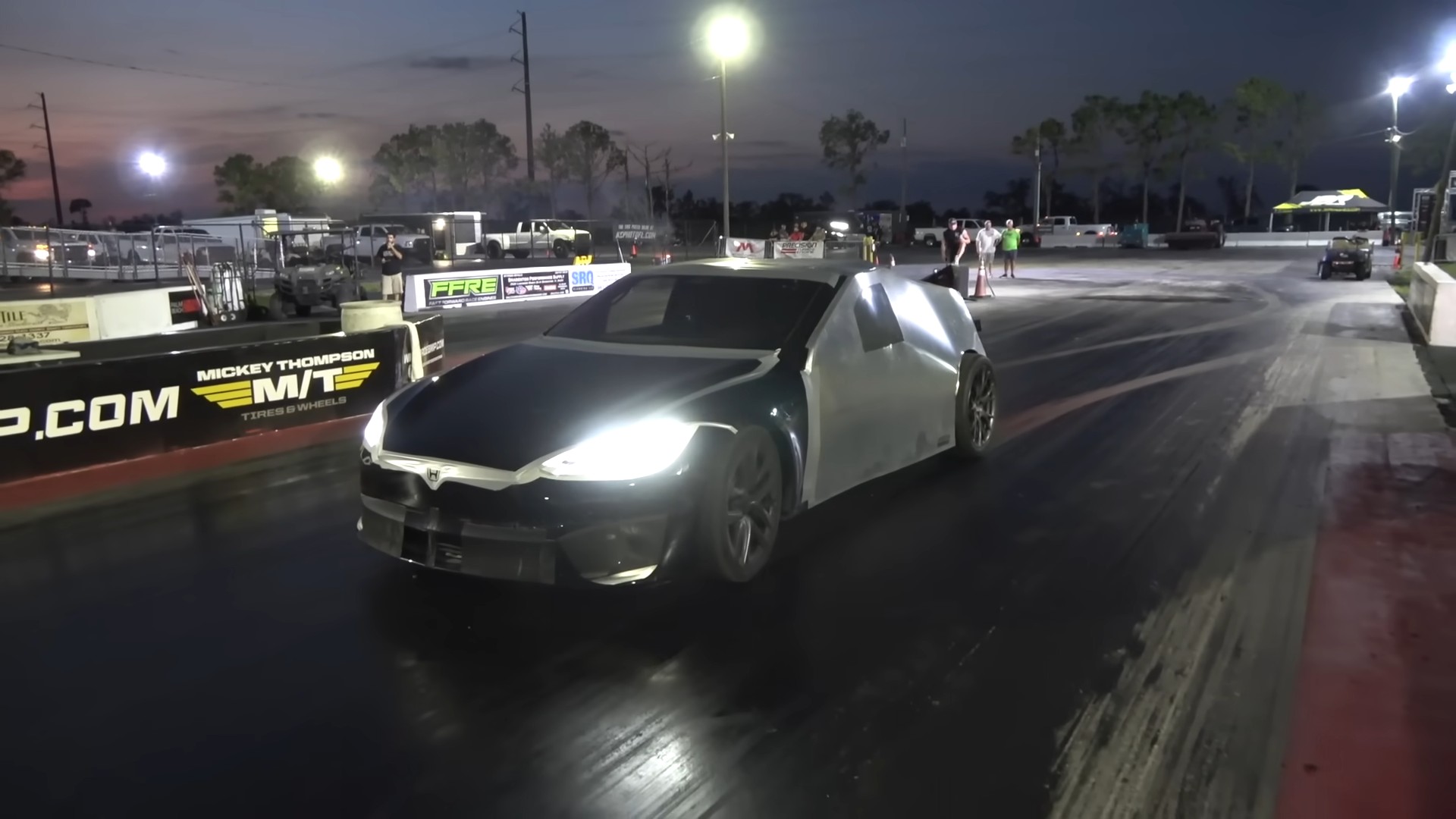 世界最速特斯拉Model S Plaid出爐 就連駕駛也挑最輕的！ | 地球黃金線