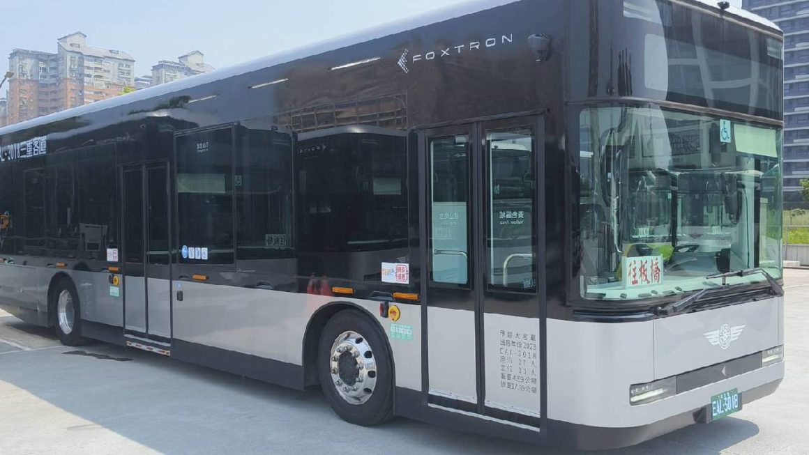 鴻海電動巴士首度在新北市上路！ 三重客運857路線加入13輛Model T運輸 | 地球黃金線
