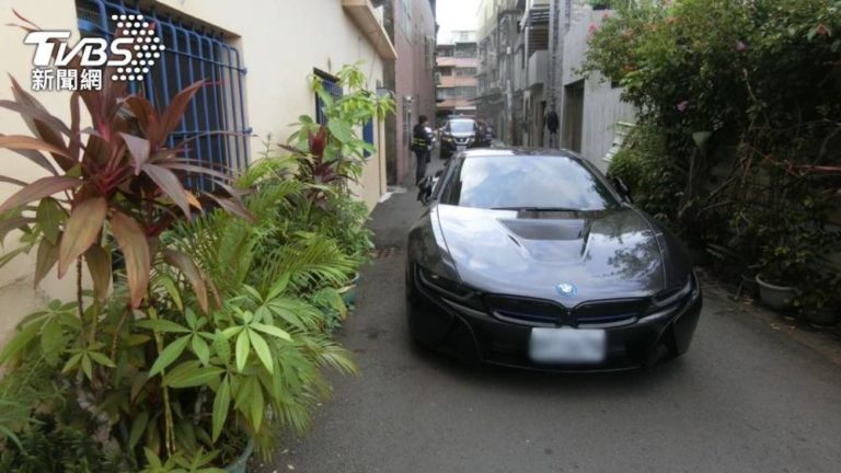 千萬級BMW遭大媽騎車擦撞「修車費17萬」 停下撇一眼竟若無其事「肇逃」 | 地球黃金線