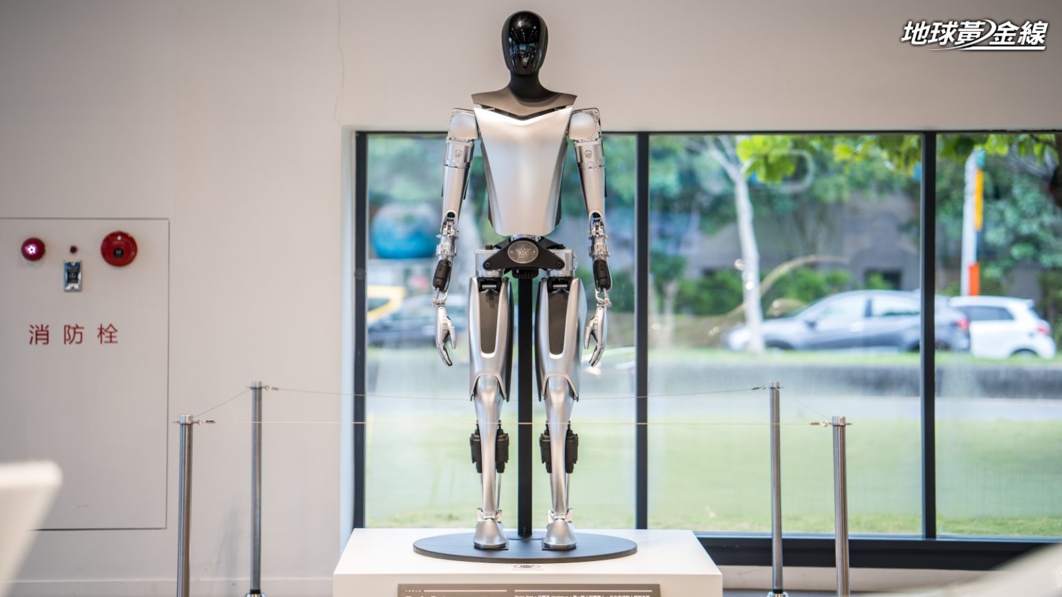Tesla Bot／Optimus內湖展間直擊！ 特斯拉機器人搭FSD晶片能硬舉68公斤 | 地球黃金線