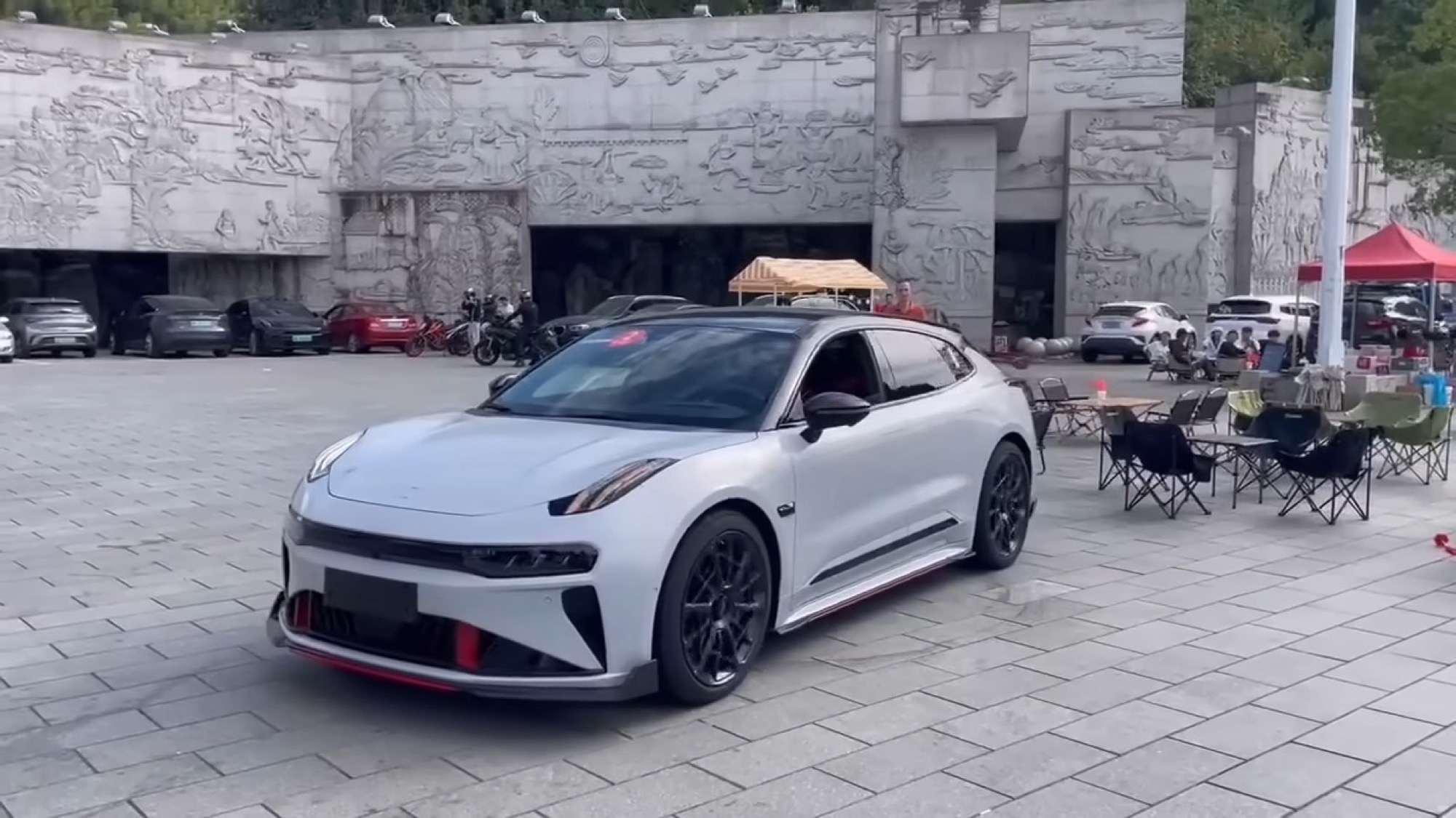 特斯拉Model S Plaid勁敵出招！ Zeekr 001 FR「坦克旋轉」展示技術 | 地球黃金線