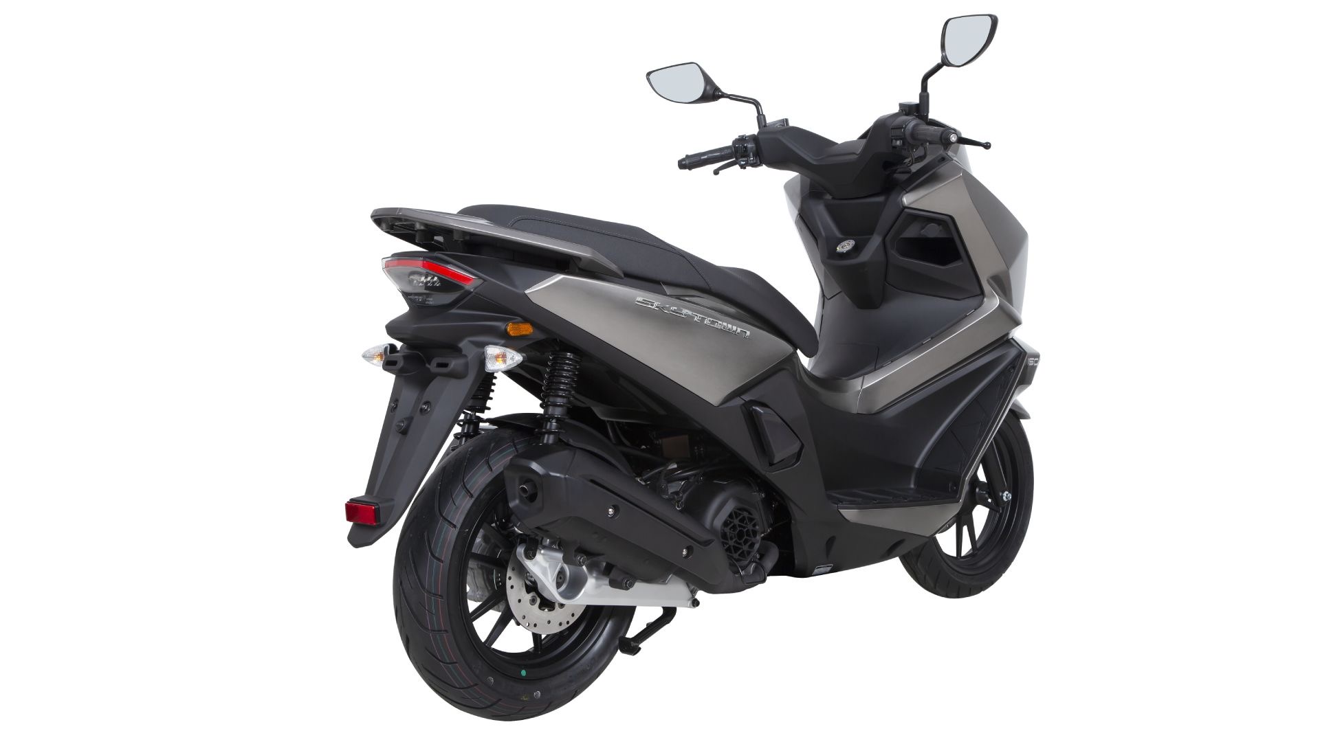 Kymco都會跑旅Skytown與冒險速克達CV-L6登場 光陽米蘭車展秀全方位設計 | 地球黃金線