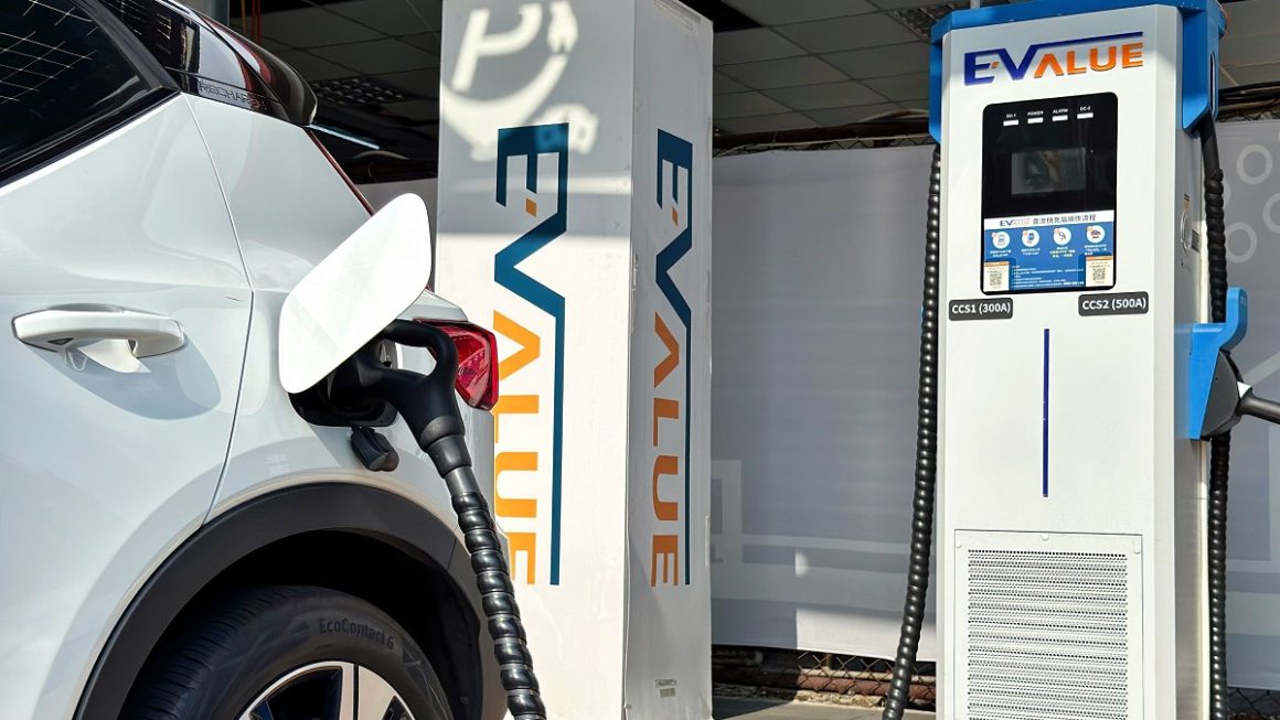華城Evalue「隨插即充」功能上線 2024全台充電樁佈建瞄準800+110目標 | 地球黃金線